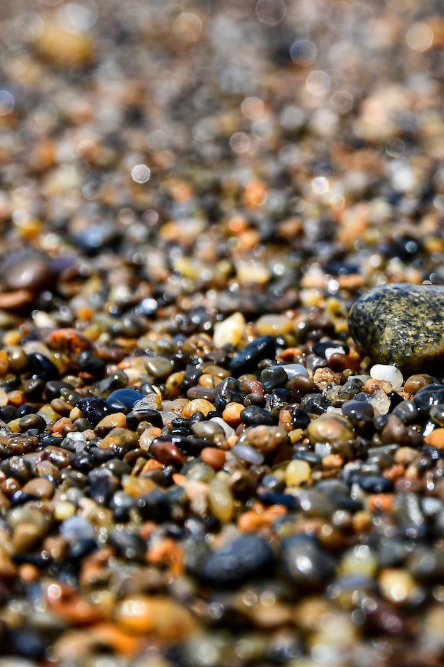 Comment expliquer les plages de galets ? - Port d'Attache